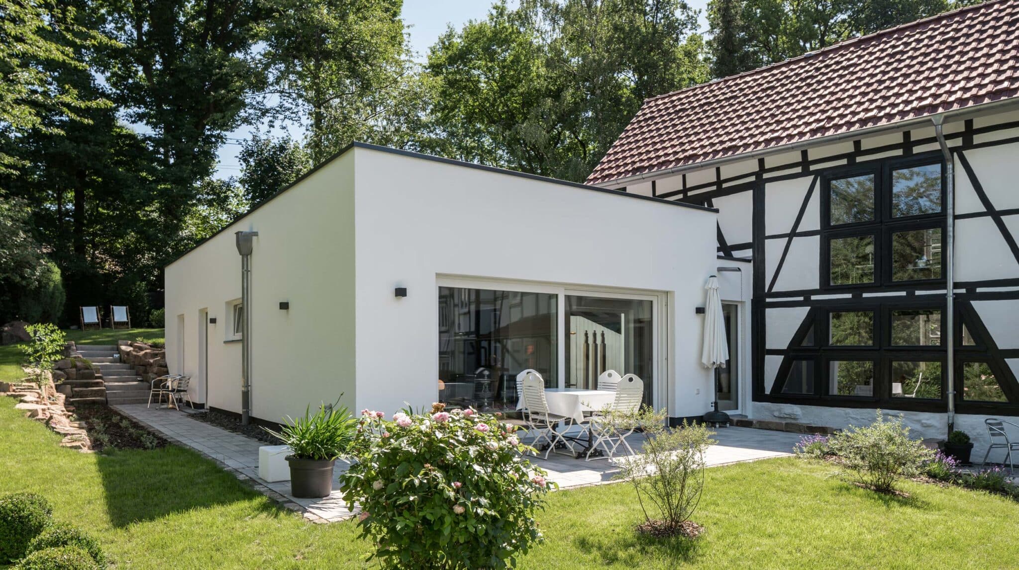 Moderner Anbau an Fachwerkhaus als Holzrahmenbau in Kassel | Holzbau Kühlborn GmbH